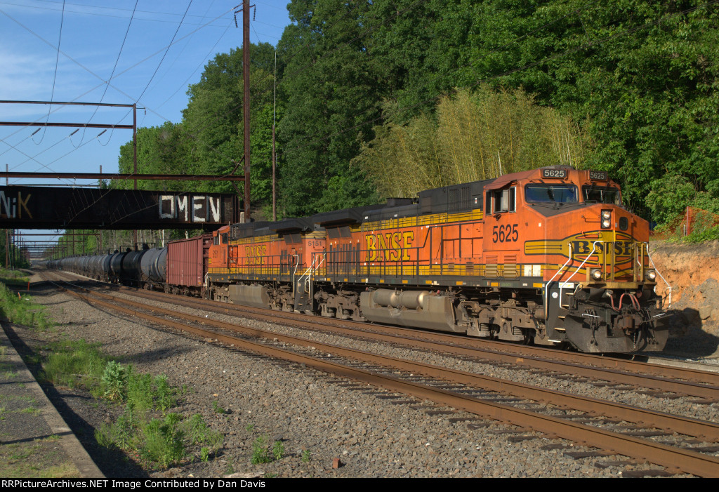 BNSF AC44CW 5625 leads K040-30